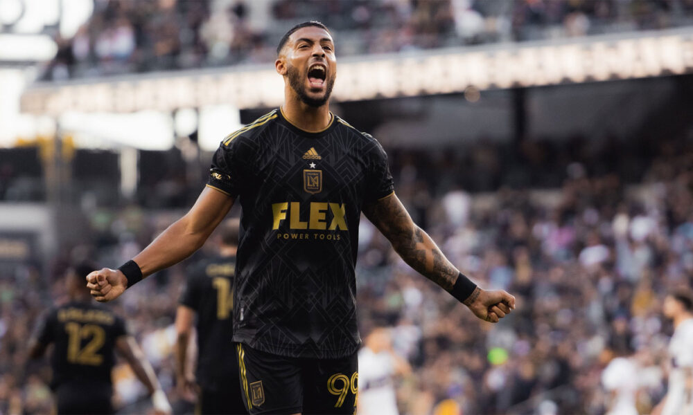 Bouanga recibió la Bota de oro y lo celebró con dos goles